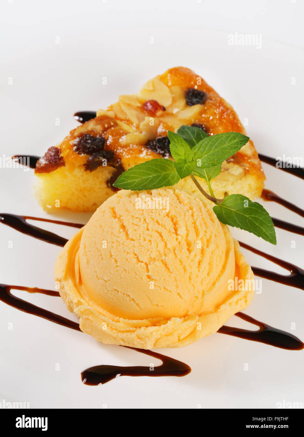 Lemon sauce sponge hi-res stock photography and images - Alamy