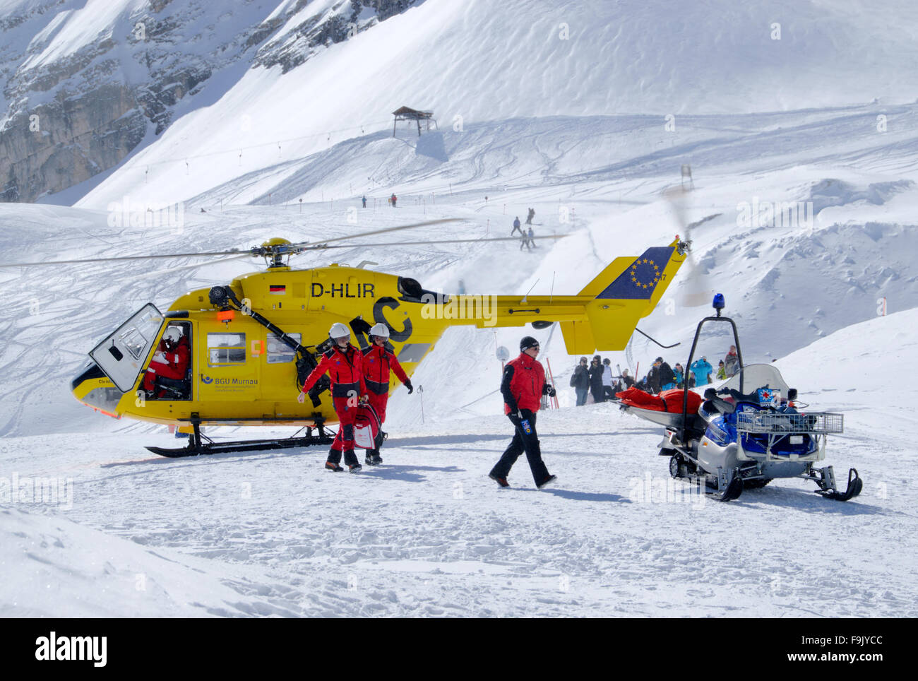 Rescue skiers hi-res stock photography and images - Alamy