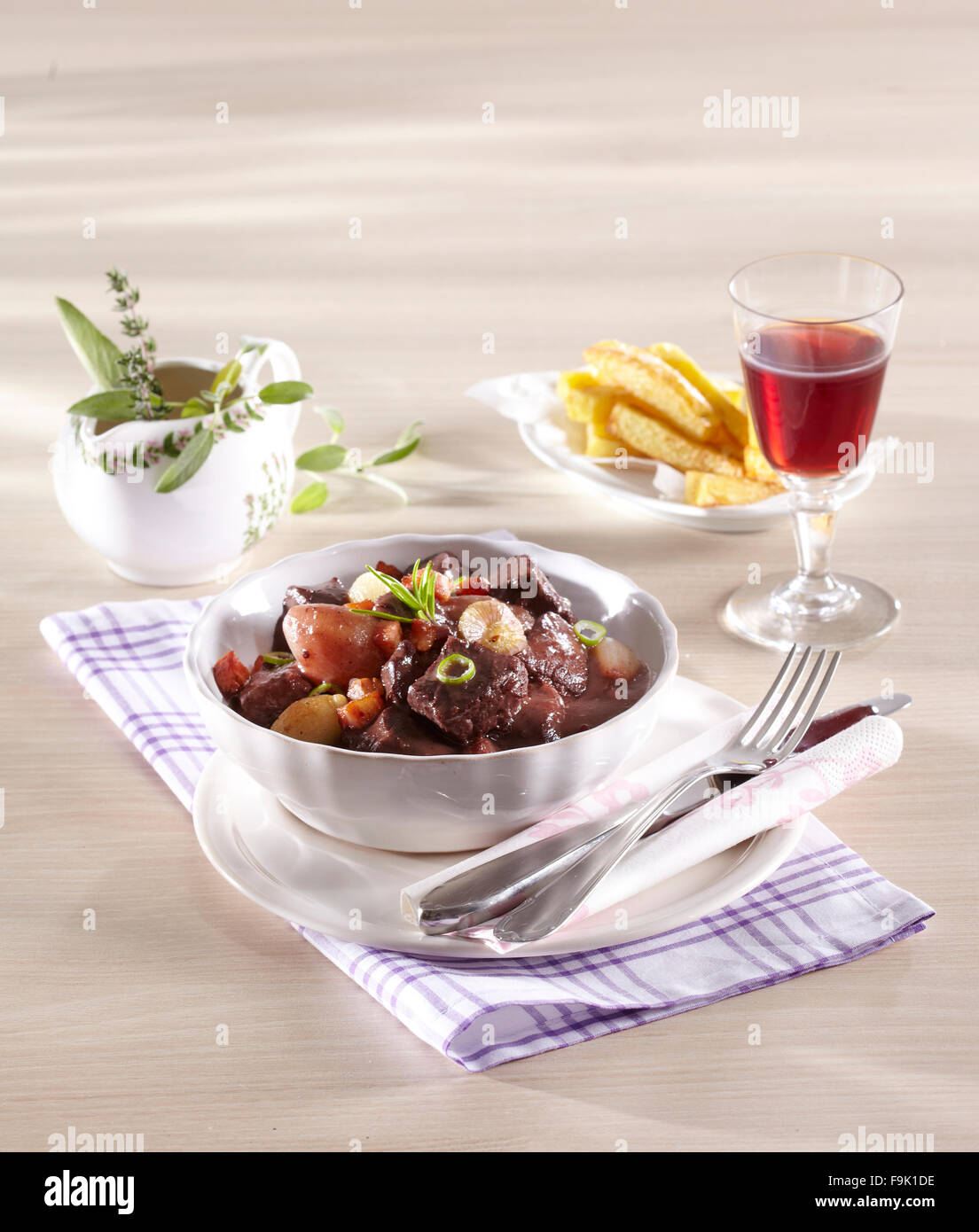 Beef burgundy + steps, Beef Bourguignon Stock Photo - Alamy
