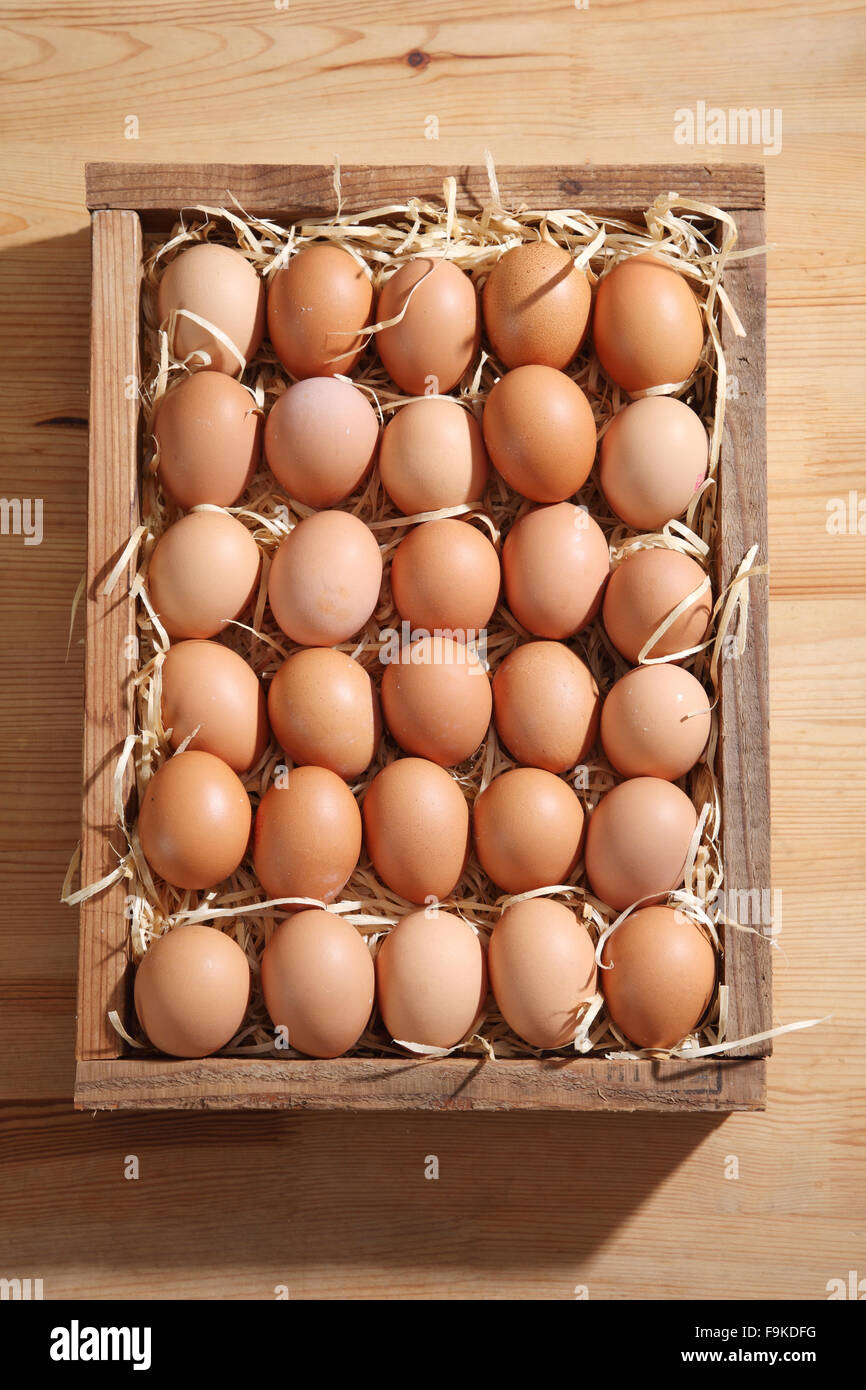 bunch of fresh brown eggs and some straw in a wooden crate Stock Photo ...