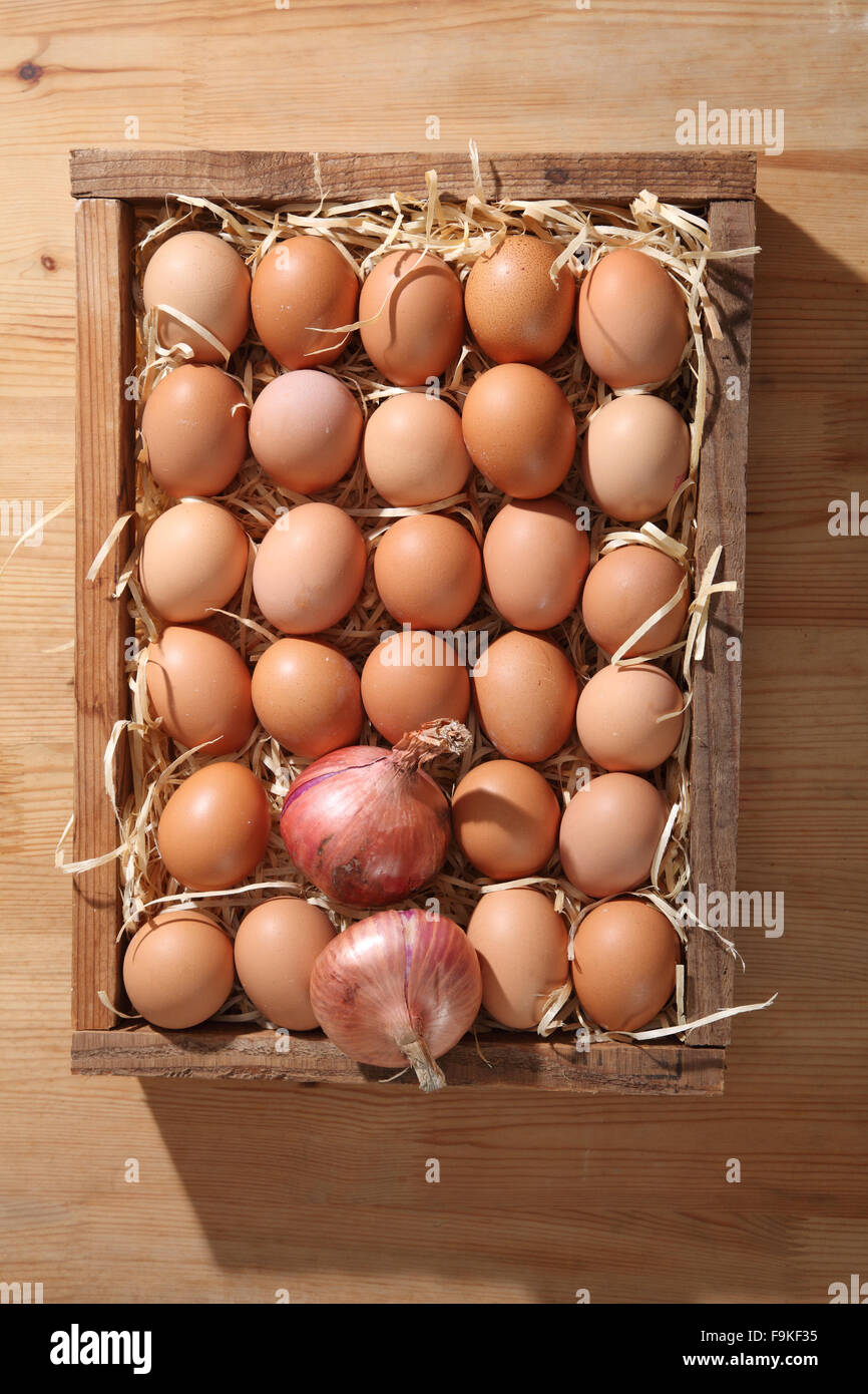 bunch of fresh brown eggs and some straw in a wooden crate Stock Photo ...