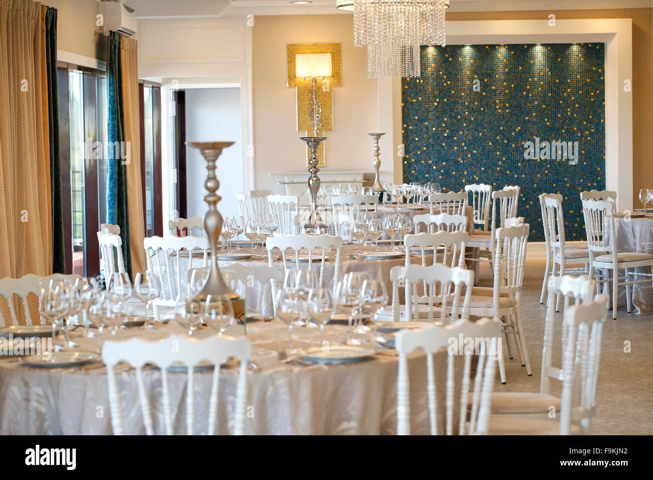 Elegant tables hi-res stock photography and images - Alamy