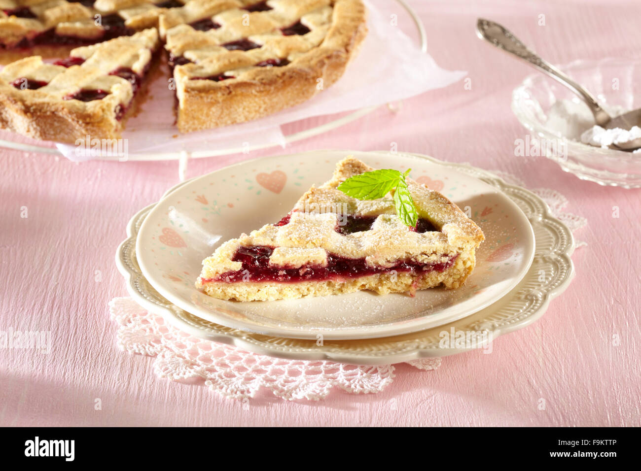 Gingerbread Linzer torte Stock Photo - Alamy