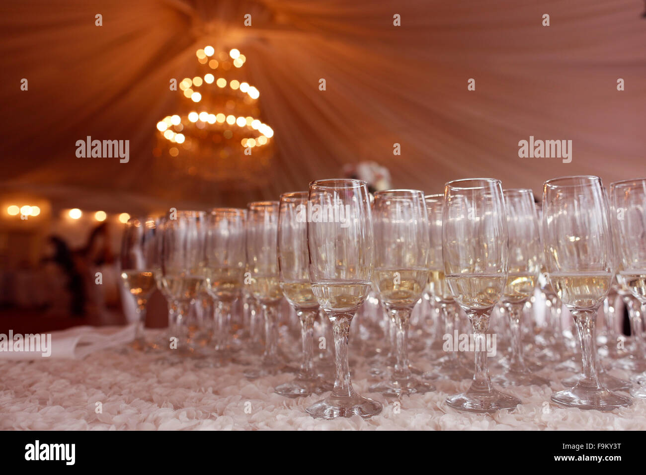 Many glasses of champagne at wedding reception Stock Photo - Alamy