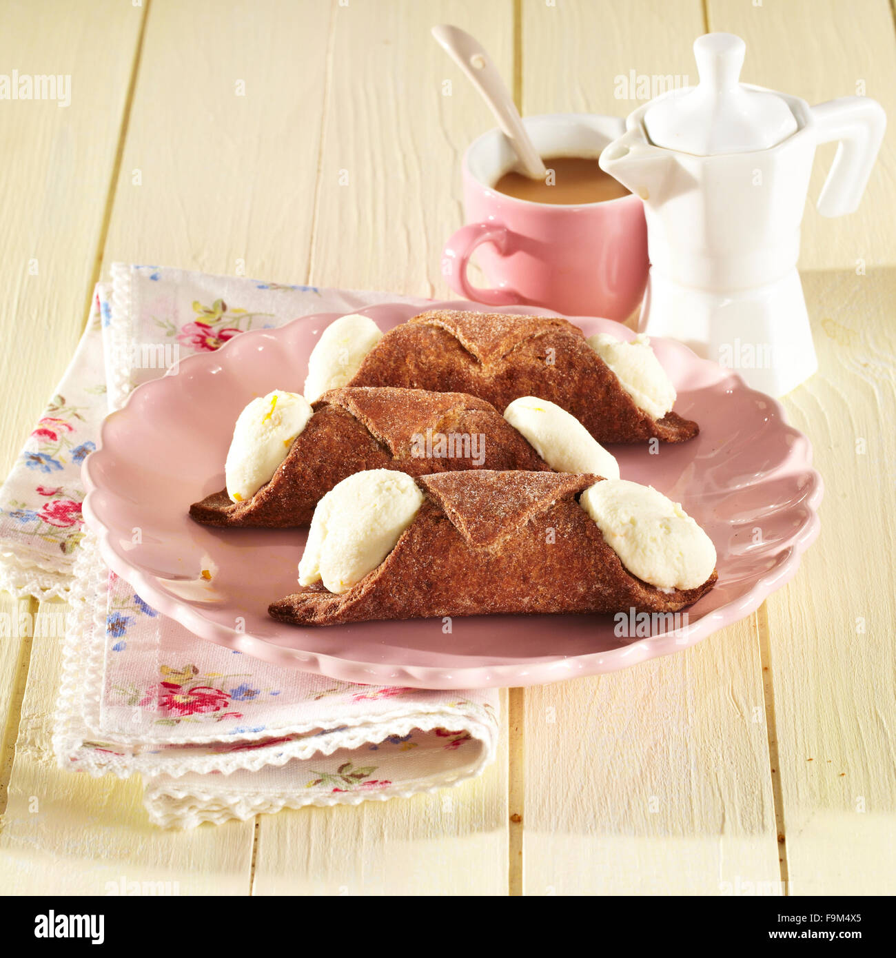 Cannoli roll hi-res stock photography and images - Alamy