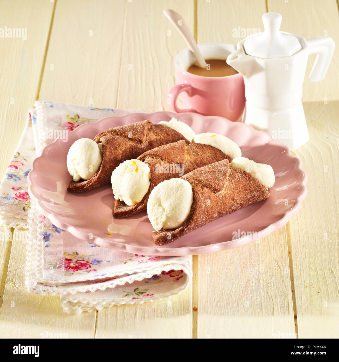 Cannoli roll hi-res stock photography and images - Alamy