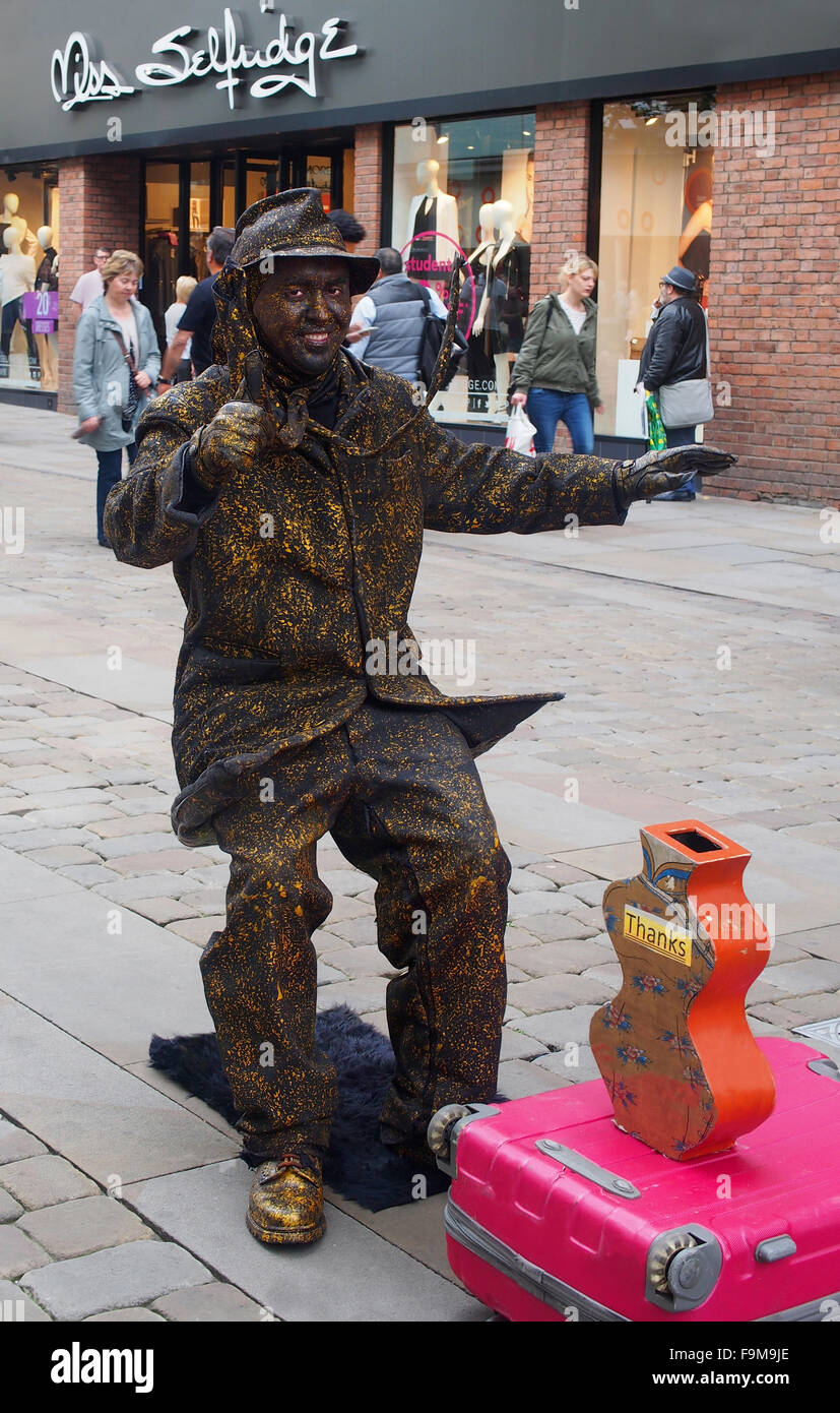 Living statue busker hi-res stock photography and images - Alamy
