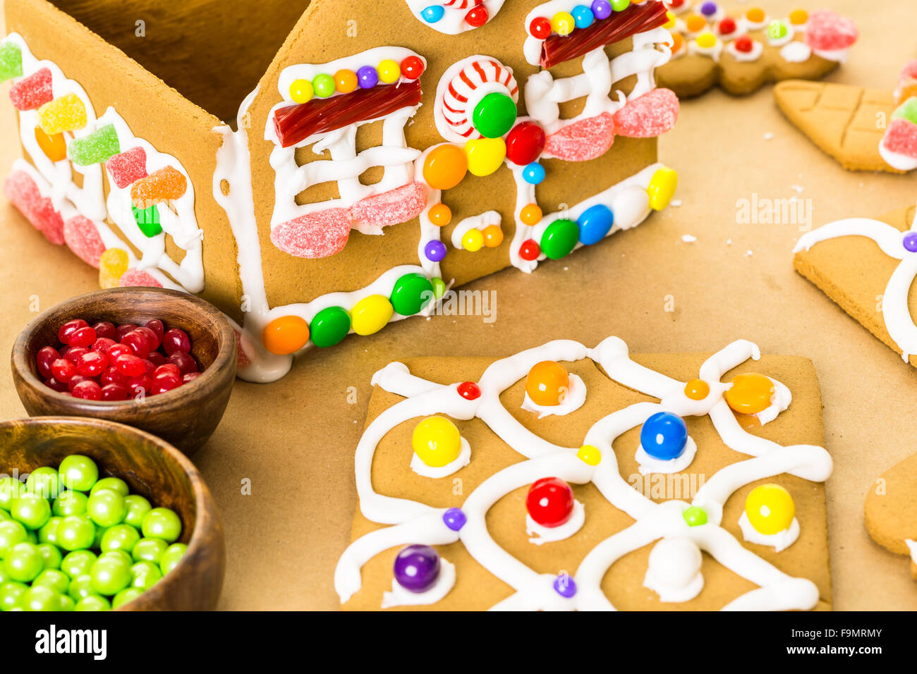 Building gingerbread house for Christmas Stock Photo - Alamy