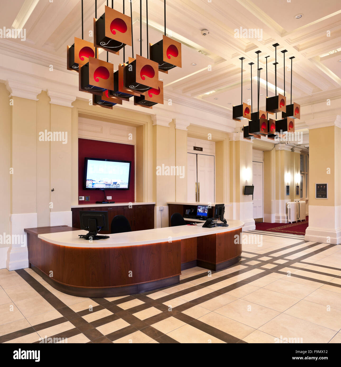 Reception desks hi-res stock photography and images - Alamy