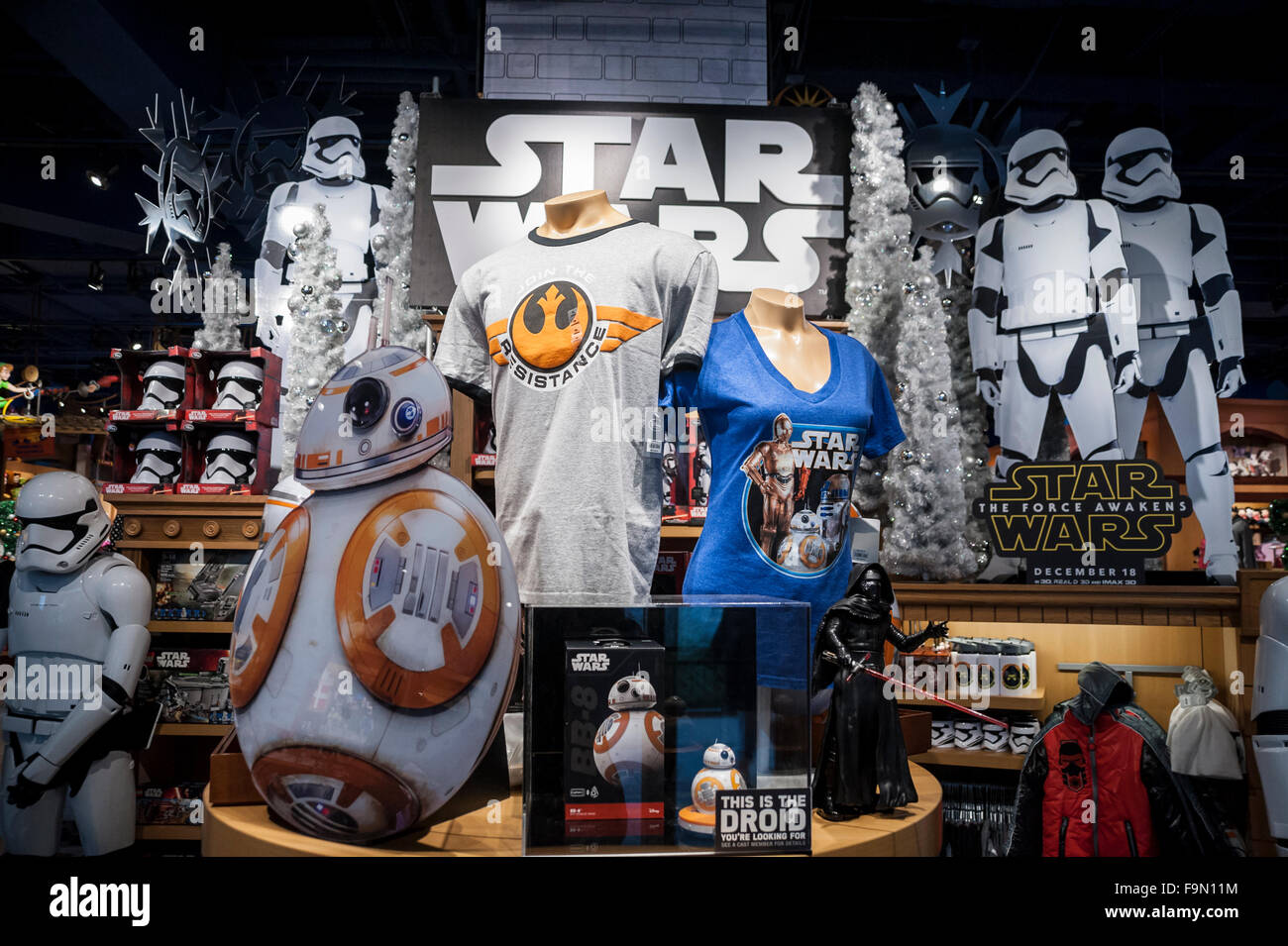 Chicago, USA. 17 December 2015. The Disney store in Michigan Avenue ...