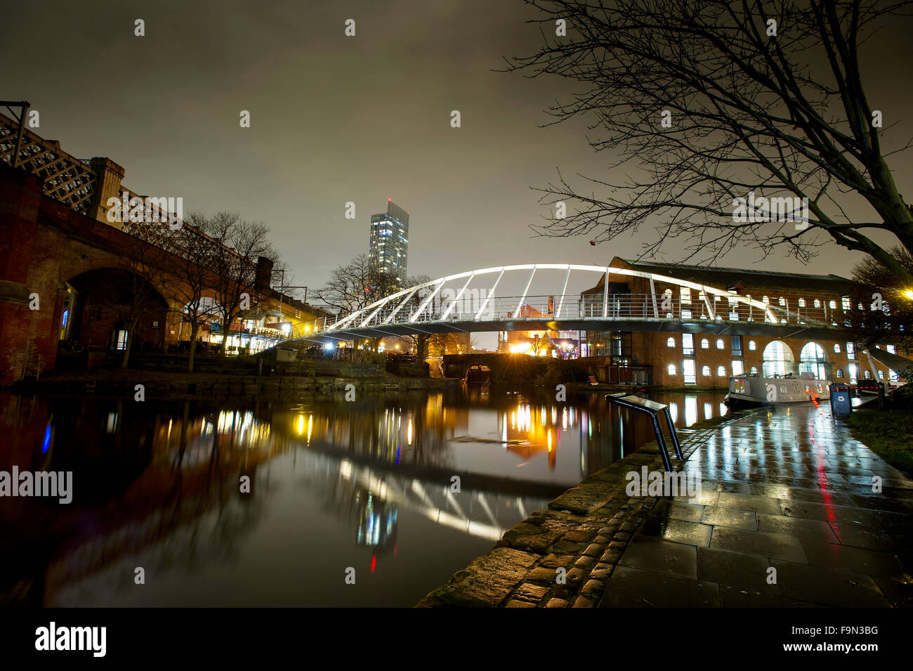 Night time image of the Castlefield basin of the Rochdale Canal ...