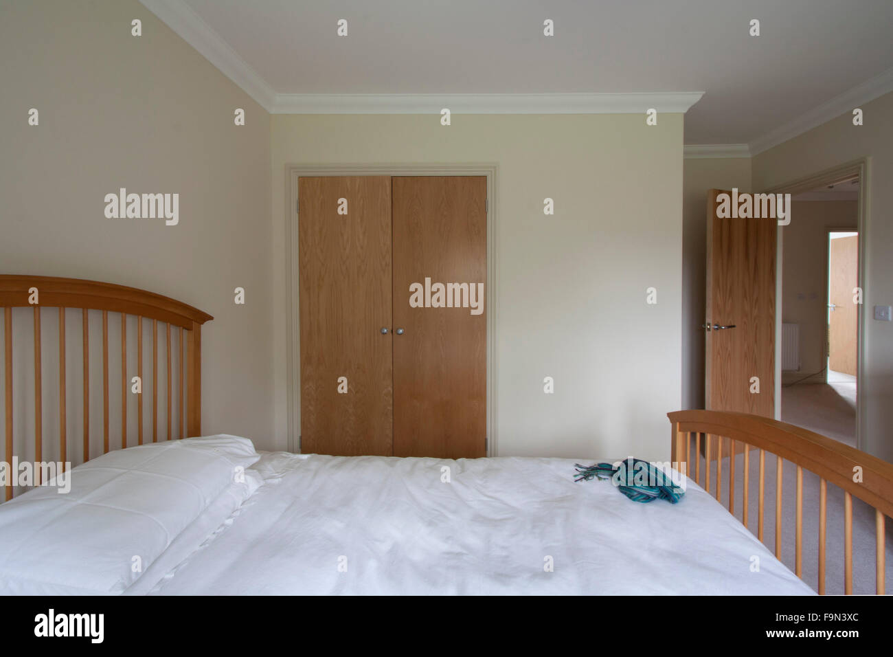 Plain and empty spare or guest bedroom Stock Photo - Alamy
