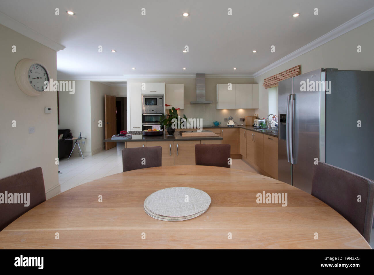 A modern kitchen with a dining area Stock Photo - Alamy