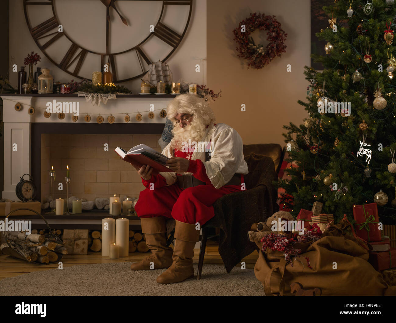 Real santa claus reading book hi-res stock photography and images - Alamy