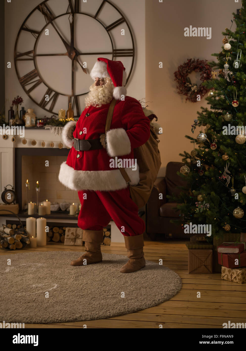 Kind santa claus hi-res stock photography and images - Alamy