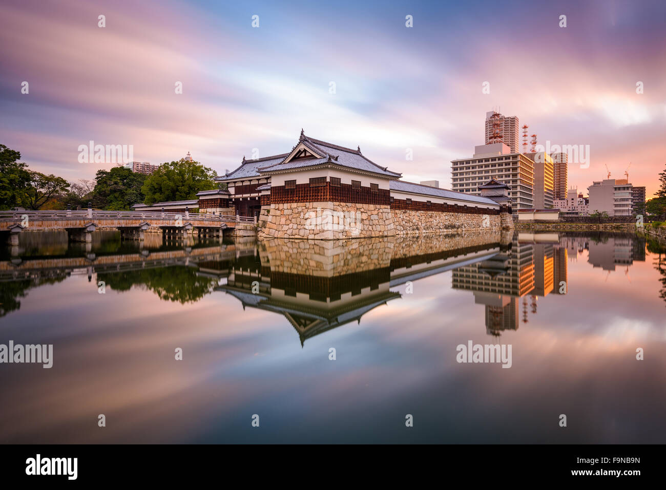 Castle moat hi-res stock photography and images - Alamy