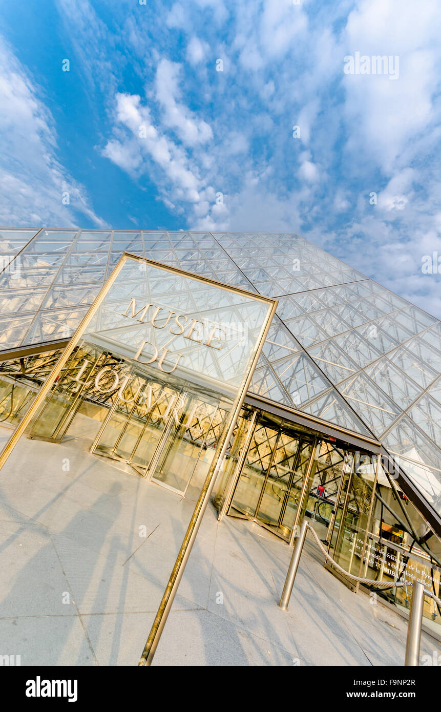 Paris - SEPTEMBER 18, 2012: Louvre Museum on September 18 in Paris ...