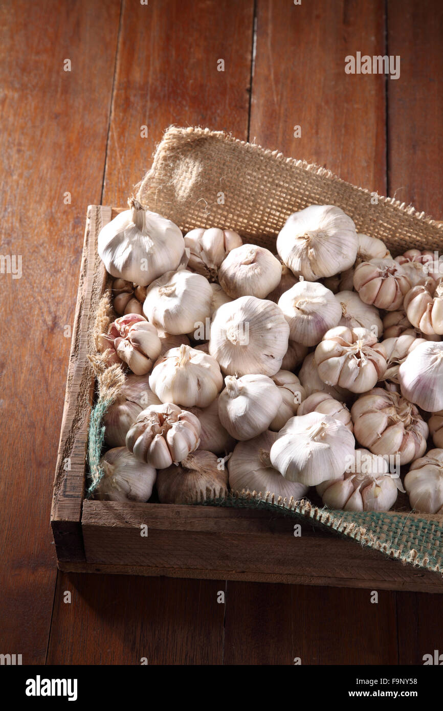 garlic in the wooden crate Stock Photo - Alamy