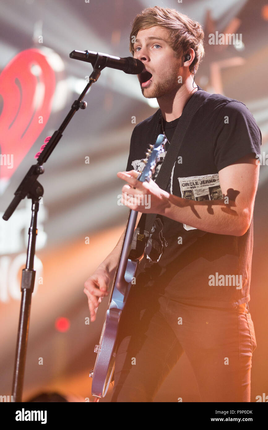 Rosemont, Illinois, USA. 16th Dec, 2015. Singer LUKE HEMMINGS of 5 ...