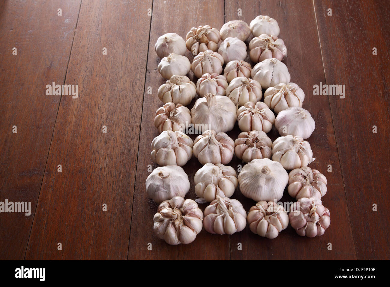different size and shape of garlic well arranged Stock Photo - Alamy