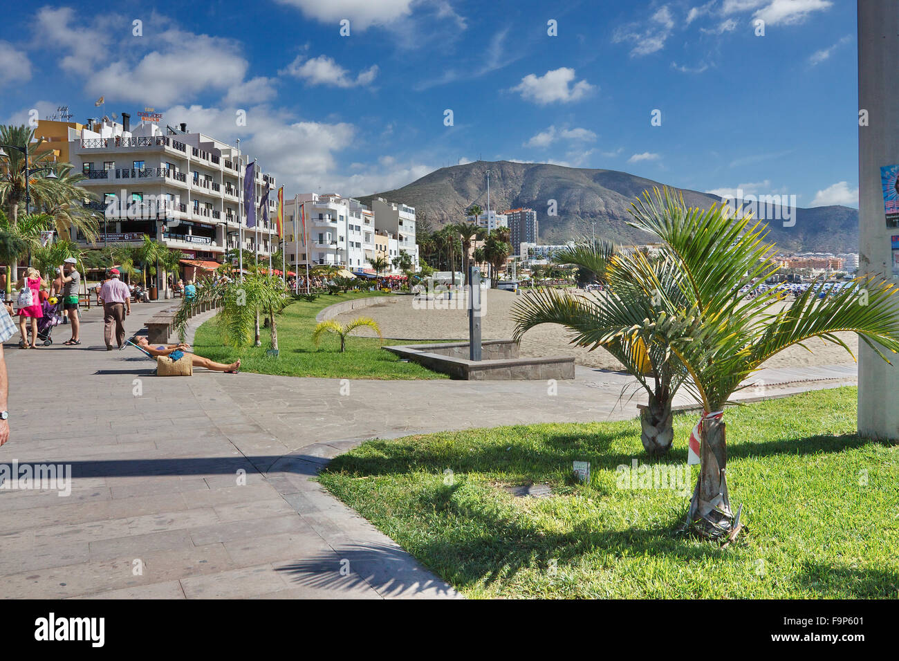 View los cristianos street tenerife hi-res stock photography and images ...