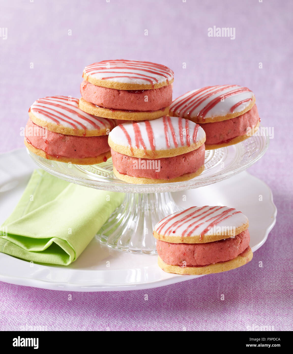 Jam sponge cookies hi-res stock photography and images - Alamy
