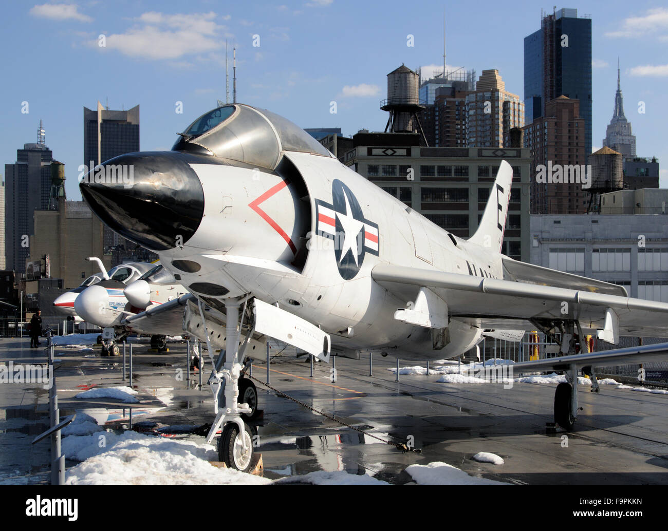 Us navy airplane at airbase hi-res stock photography and images - Alamy