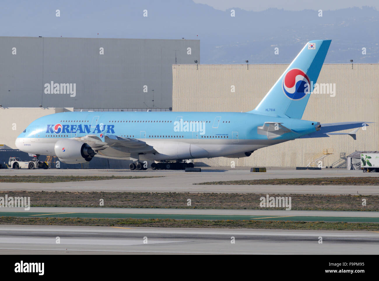 Airbus 380 side view hi-res stock photography and images - Alamy