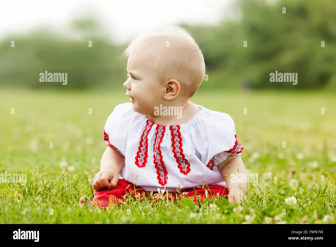 toddler in russian folk clothes on summer meadow Stock Photo - Alamy