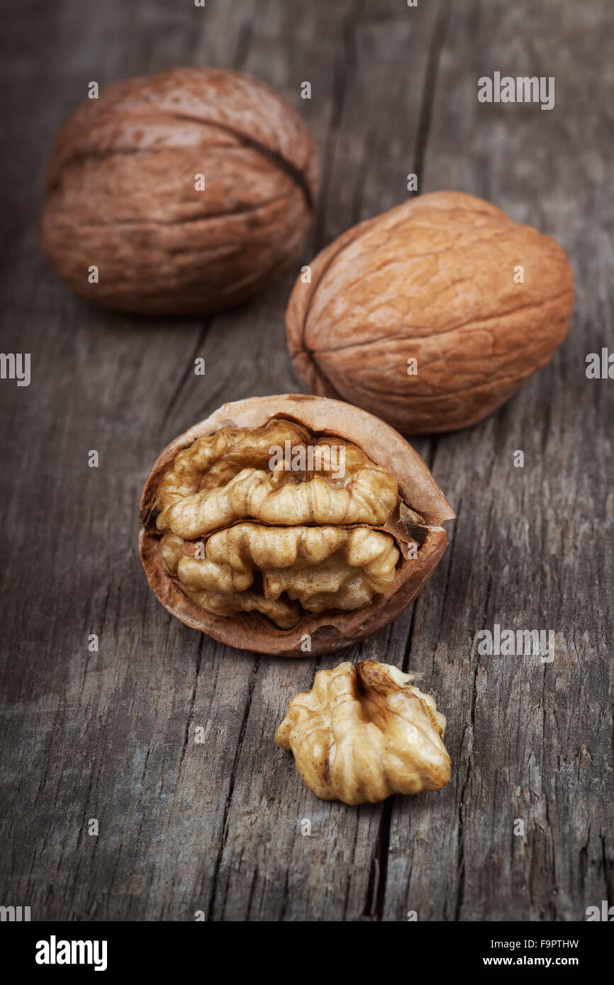 Walnut wood grain hi-res stock photography and images - Alamy