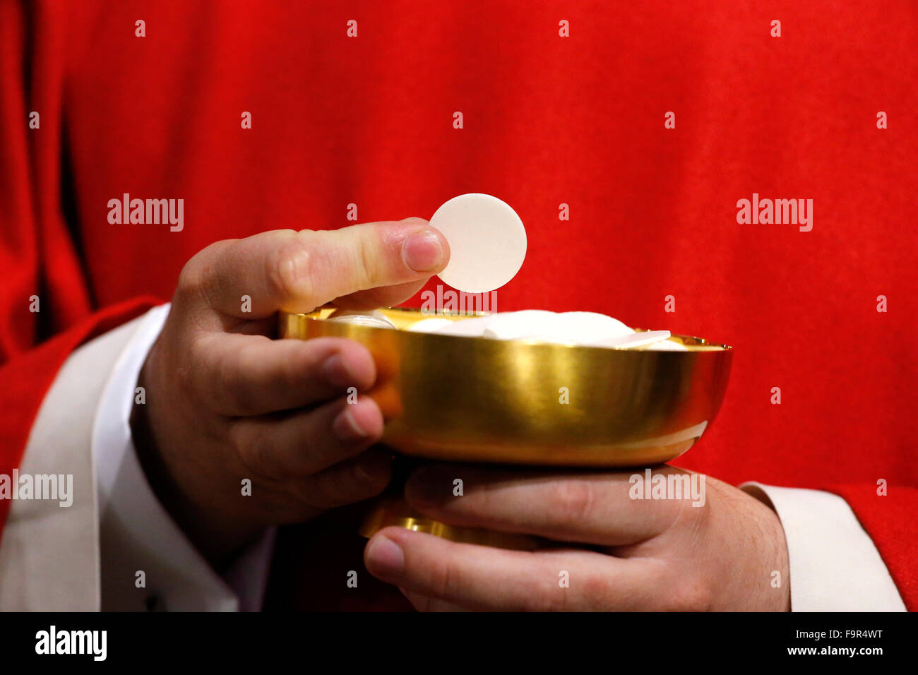 Catholic communion priest hi-res stock photography and images - Alamy