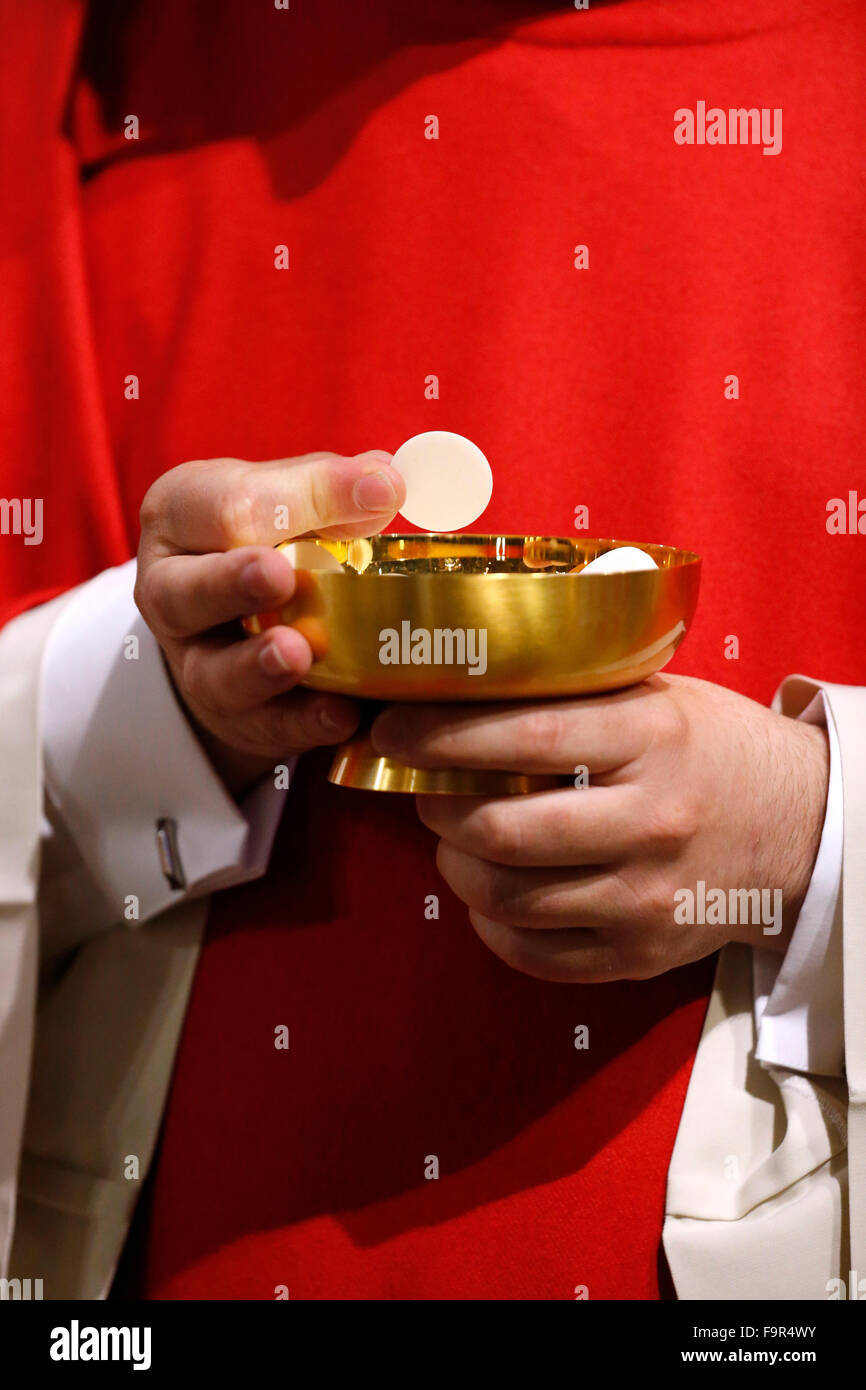 Catholic communion priest hi-res stock photography and images - Alamy