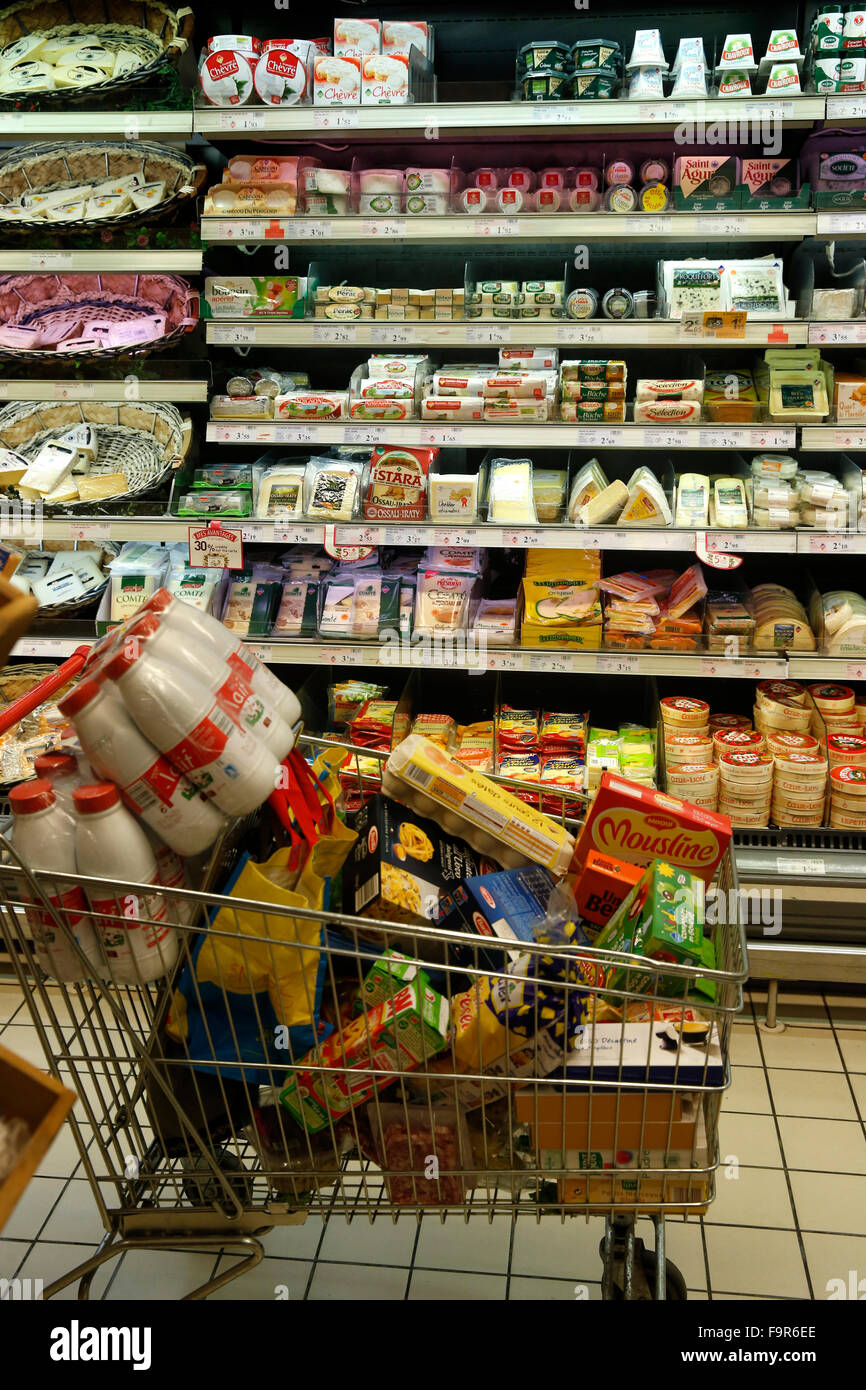 Full supermarket trolley hi-res stock photography and images - Alamy