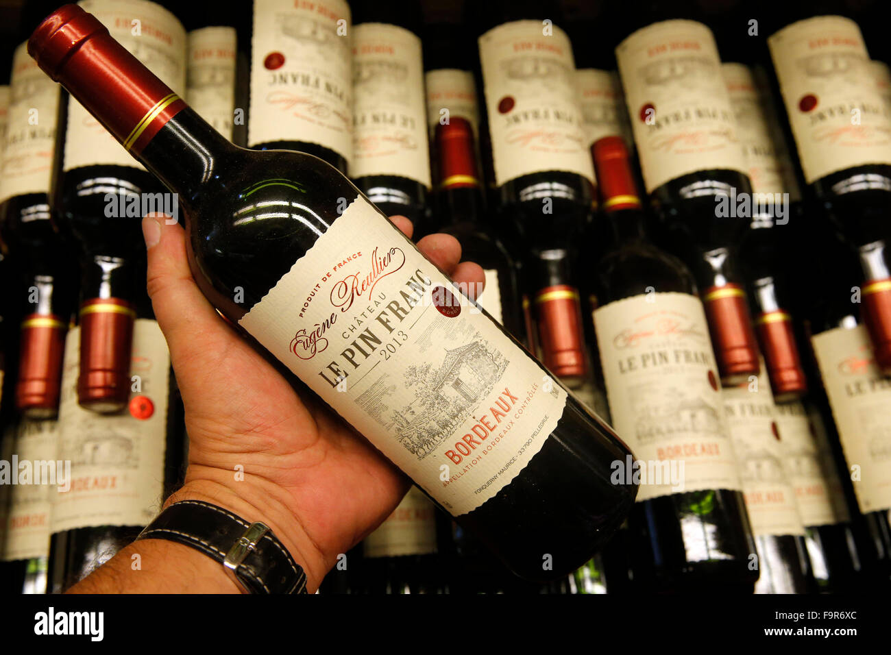 Supermarket. Wine section Stock Photo - Alamy