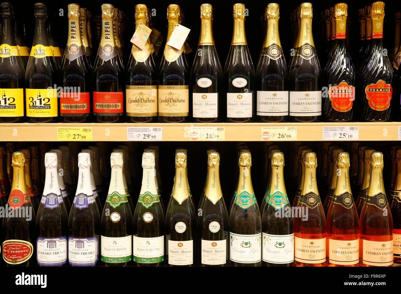 Supermarket. Wine section. Champagne bottles Stock Photo - Alamy