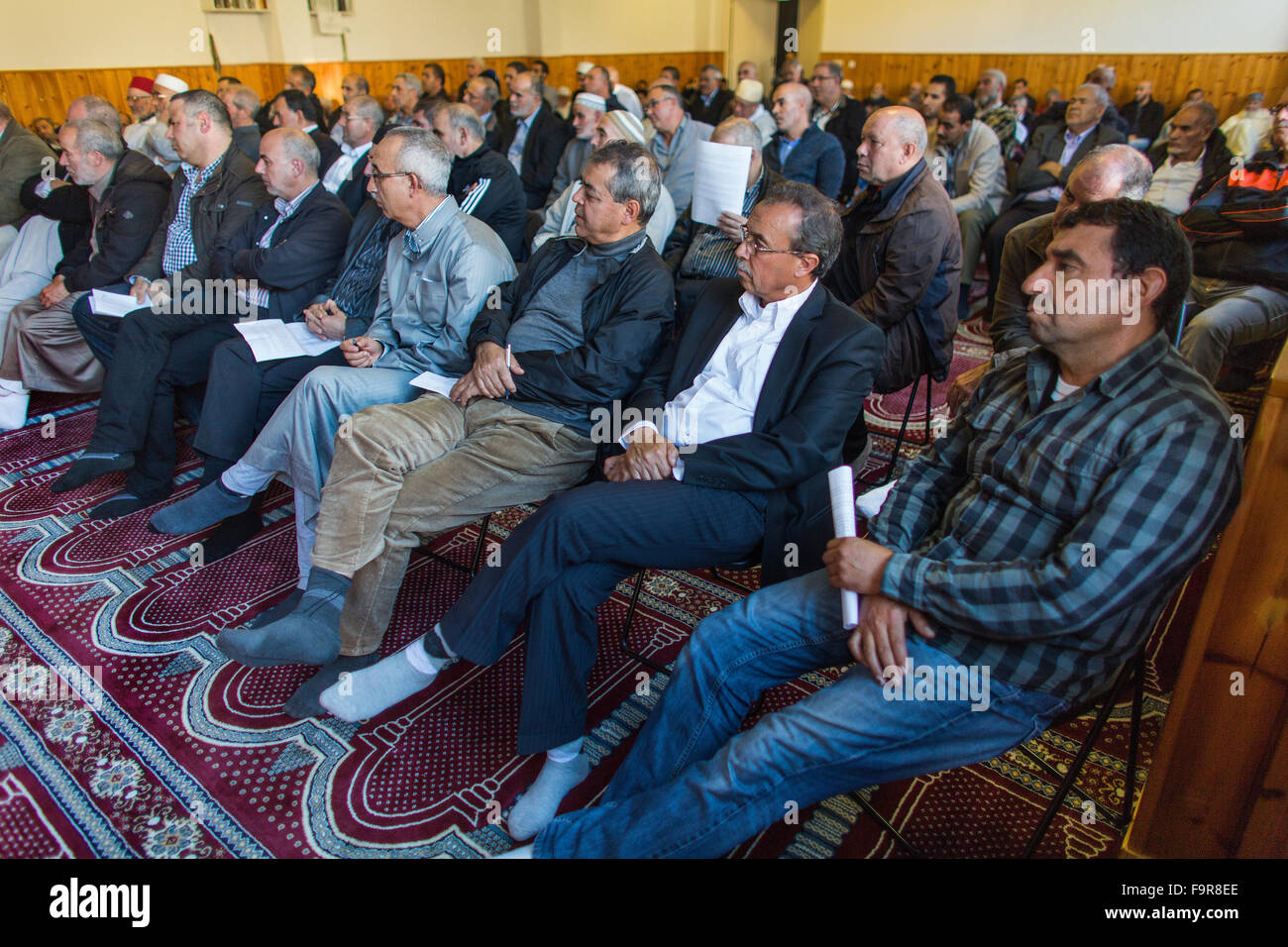 Moroccans praying hi-res stock photography and images - Alamy