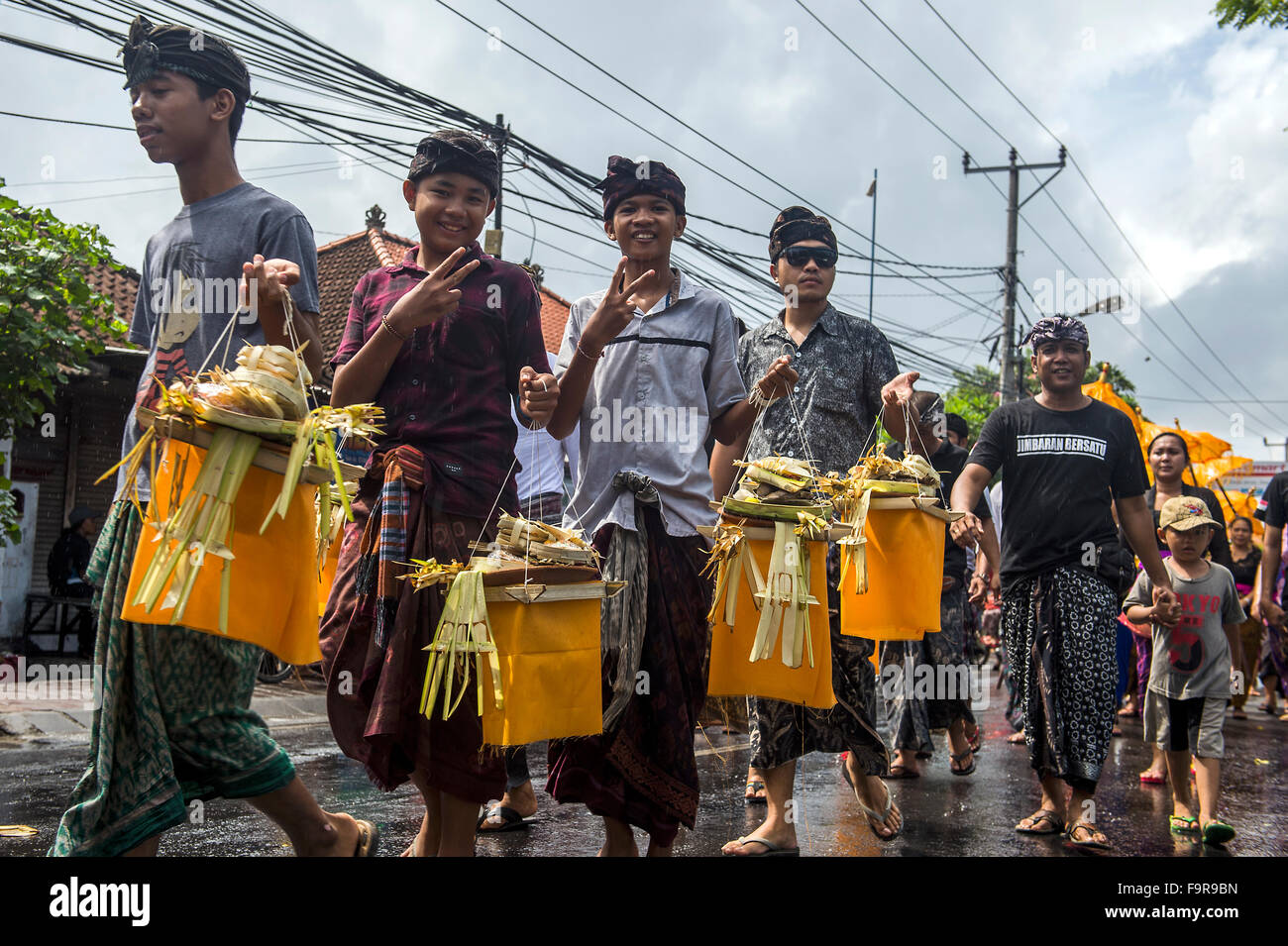 Jimbaran, Bali, Indonesia. 18th December, 2015. Balinese funeral ...