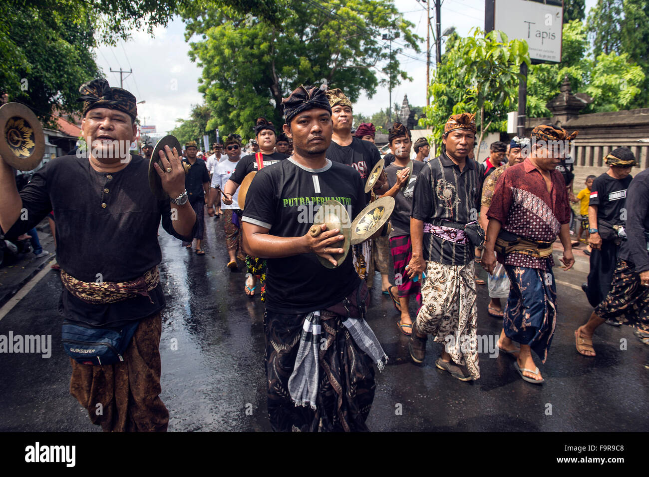 Jimbaran, Bali, Indonesia. 18th December, 2015. Balinese funeral ...