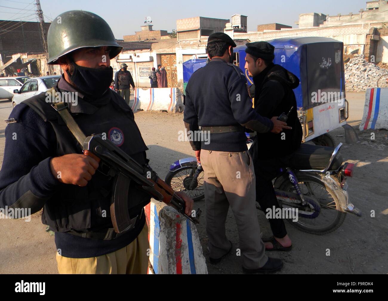 Pakistani policemen hi-res stock photography and images - Alamy