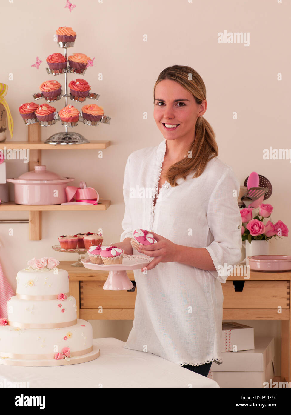 Woman baking cakes at home Stock Photo - Alamy