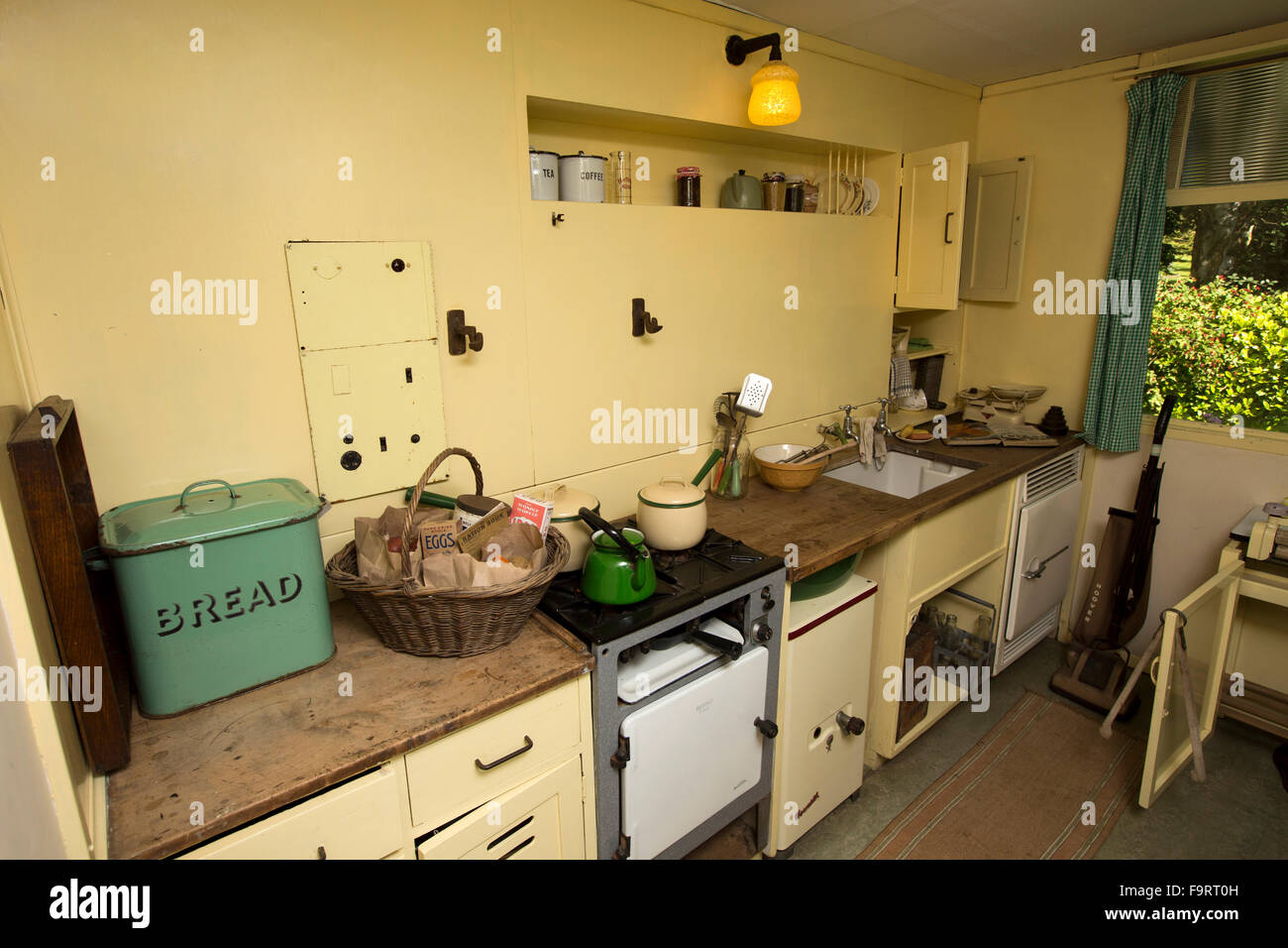 Post ww2 prefab house hi-res stock photography and images - Alamy