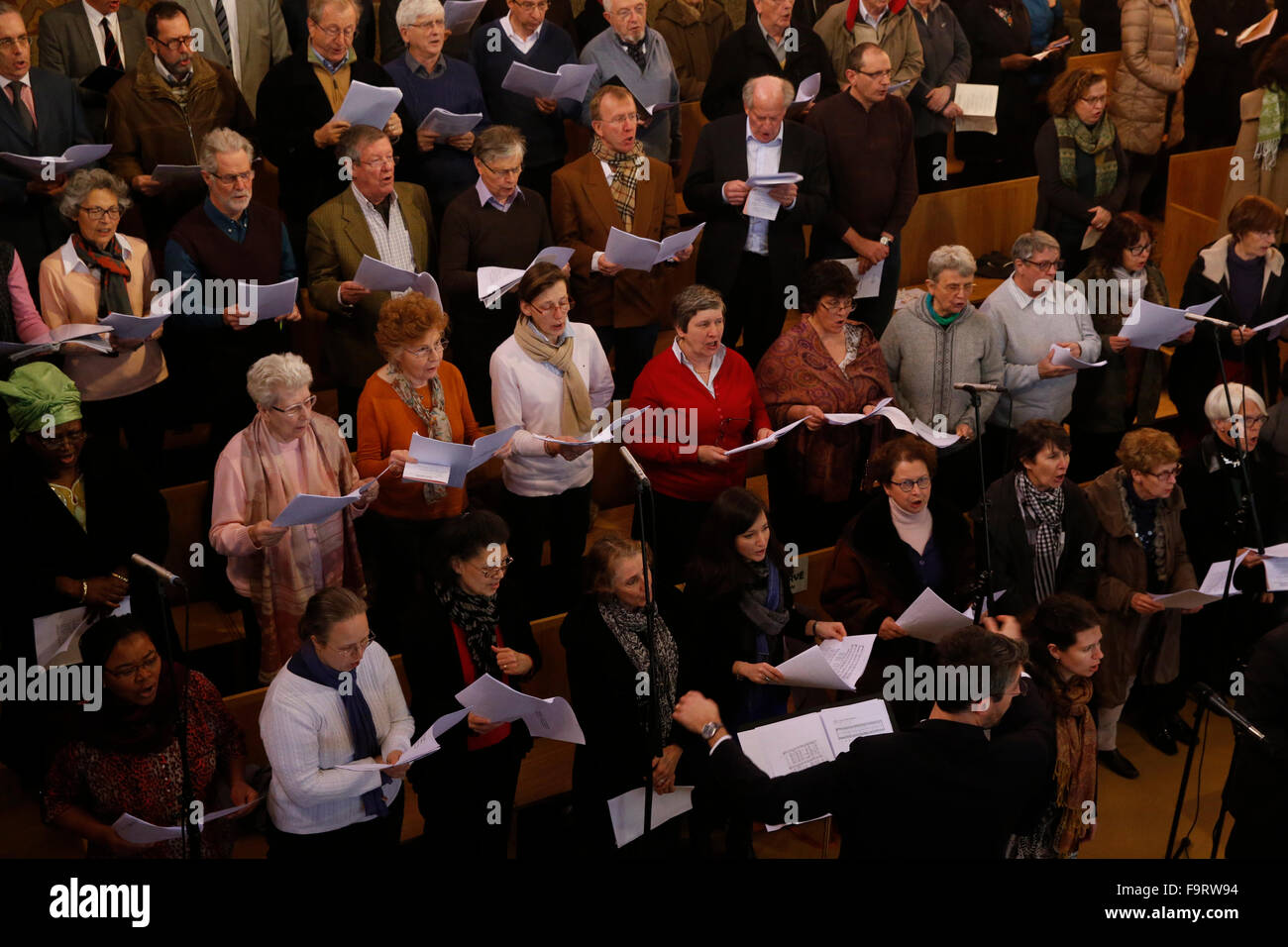 Choir singing adult hi-res stock photography and images - Alamy
