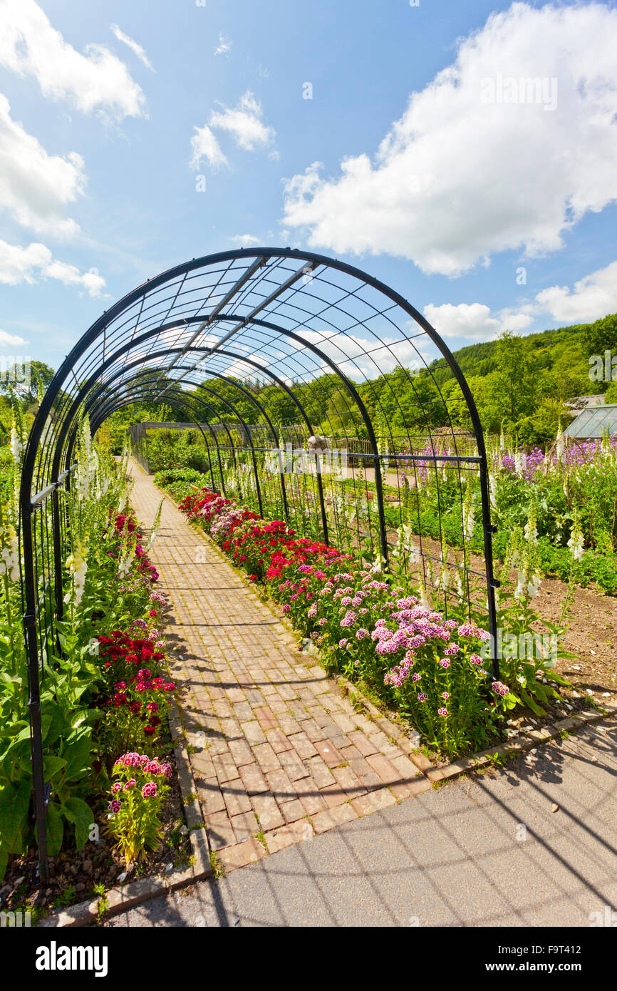 Archway garden england hi-res stock photography and images - Alamy