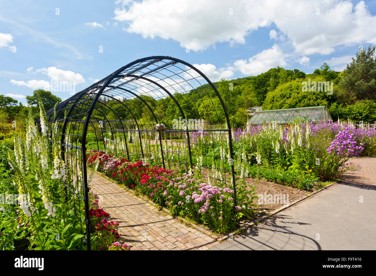 Archway garden england hi-res stock photography and images - Alamy