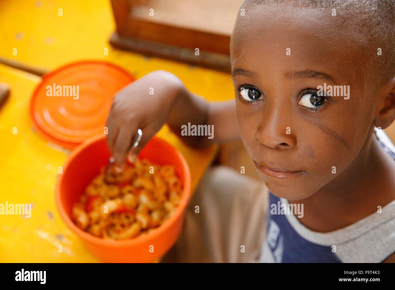Food distribution in an African primary school Stock Photo - Alamy