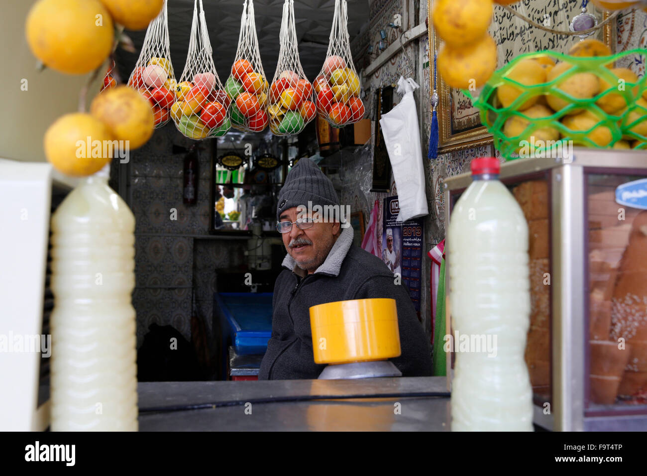 Fruit juice shop Stock Photo - Alamy