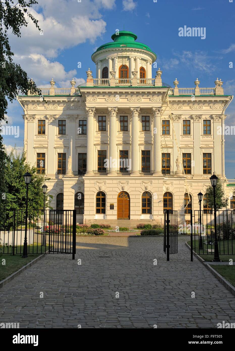 Neo classical nobody palace hi-res stock photography and images - Alamy