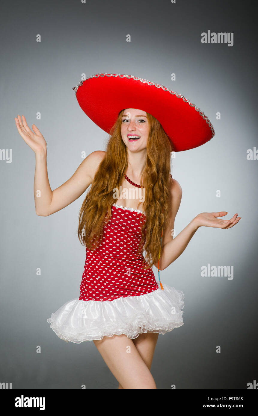 Mexican woman wearing sombrero hat Stock Photo - Alamy