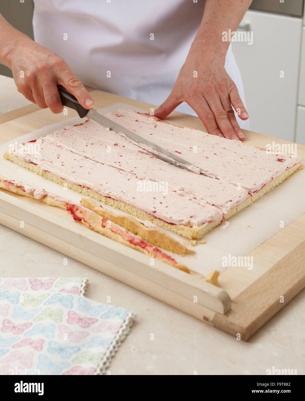 Raspberry cake + steps Stock Photo - Alamy