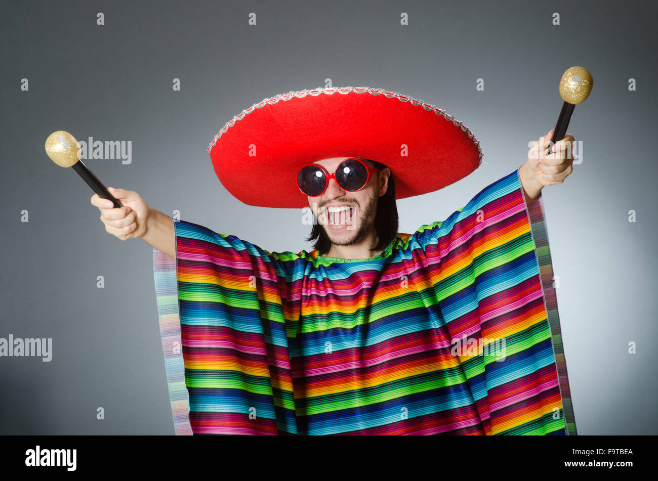 Man wearing sombrero singing song Stock Photo - Alamy